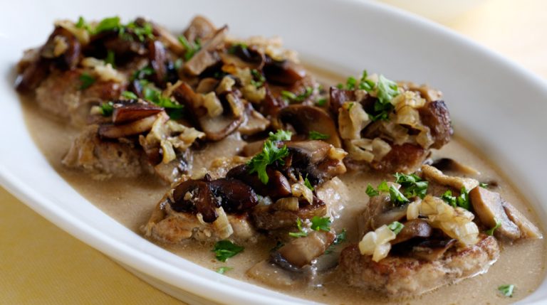 Filetes de solomillo en un plato con champiñones - Piscolabis